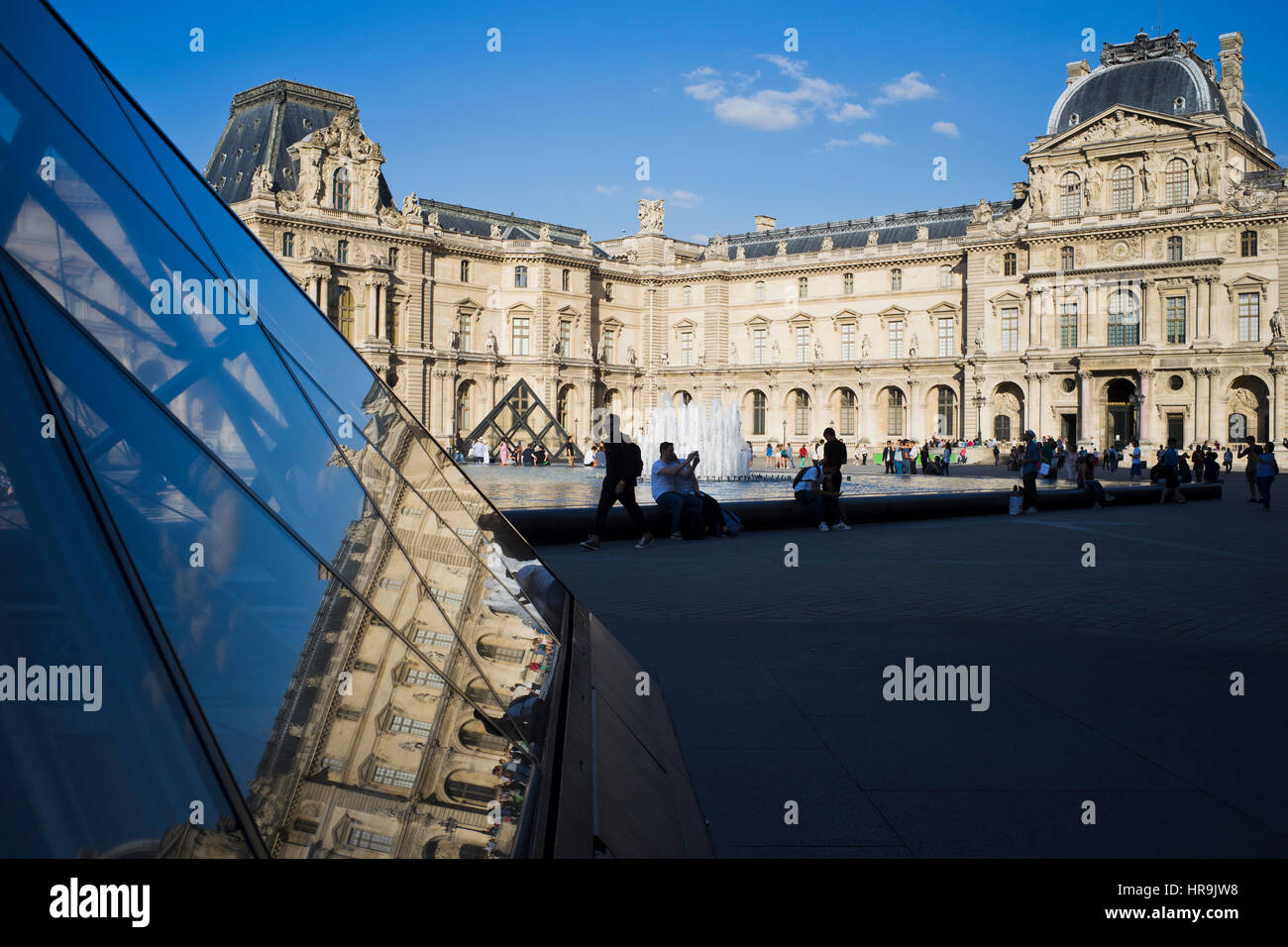 Louvre Pyramid mirroring the architecture Stock Photo - Alamy