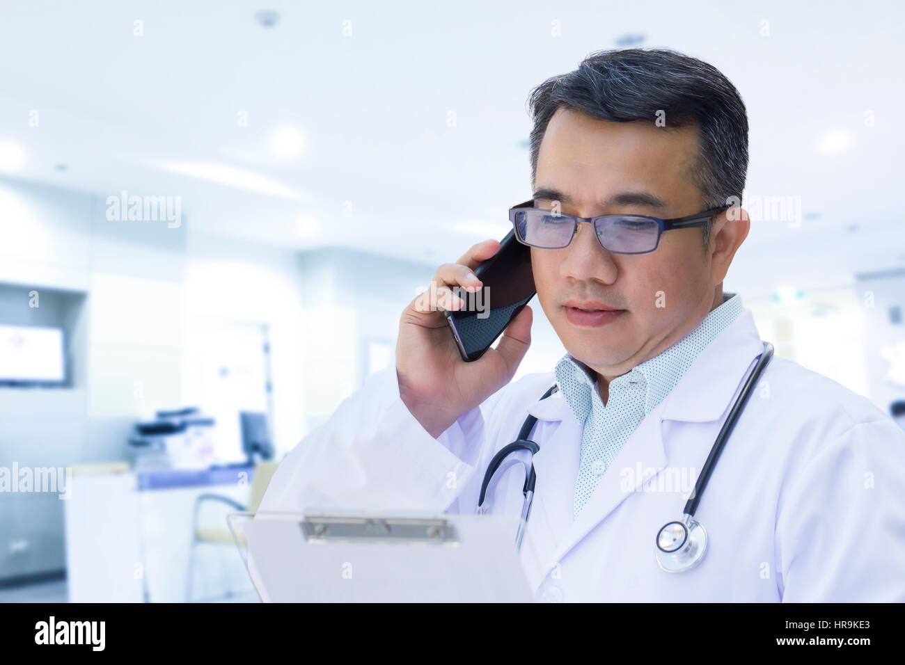 Doctor using smartphone in hospital hi-res stock photography and images ...