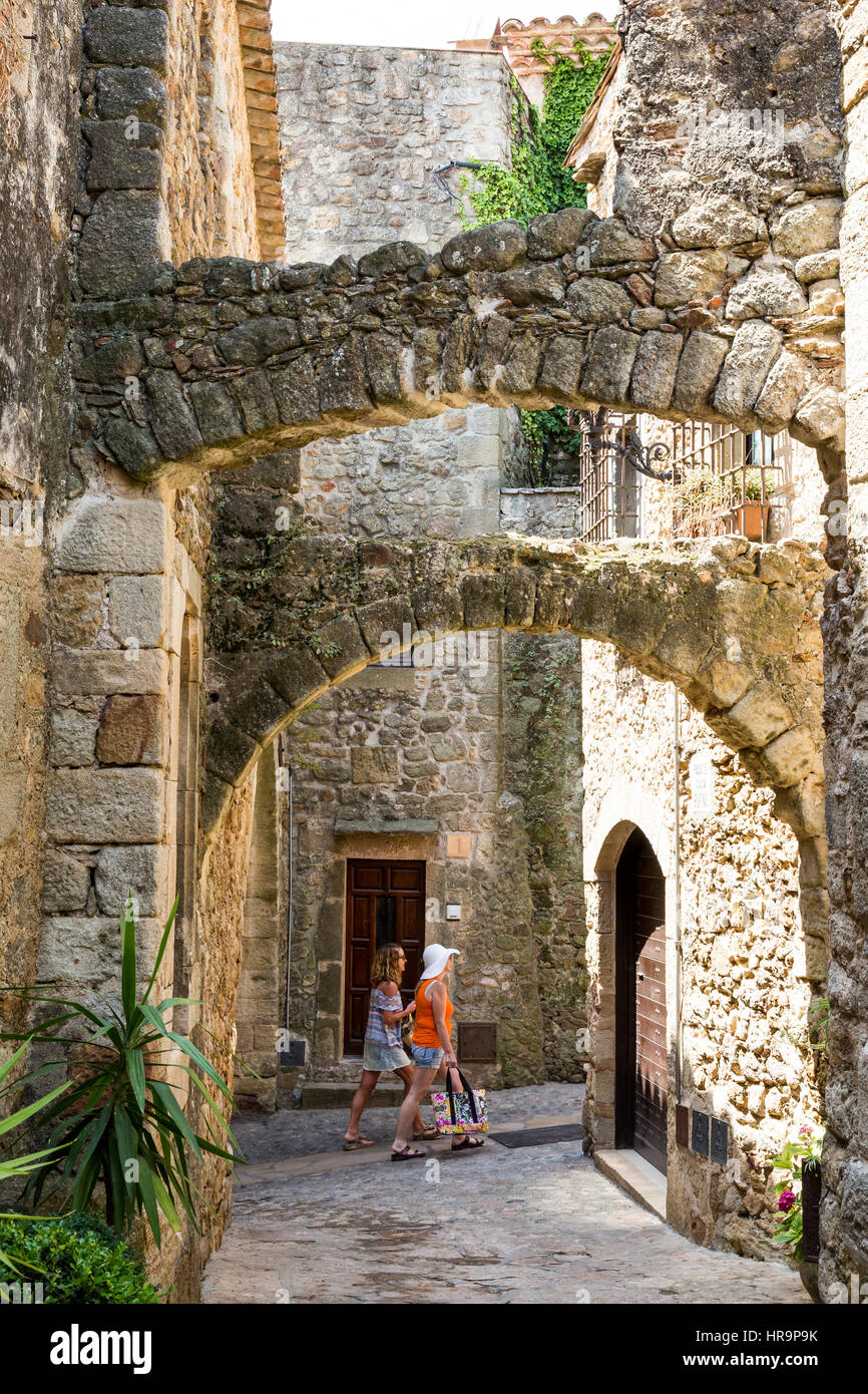 The narrow alleys of old Pals, Costa Brava, Spain Stock Photo - Alamy
