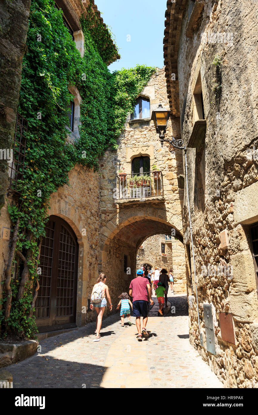 The narrow alleys of old Pals, Costa Brava, Spain Stock Photo - Alamy
