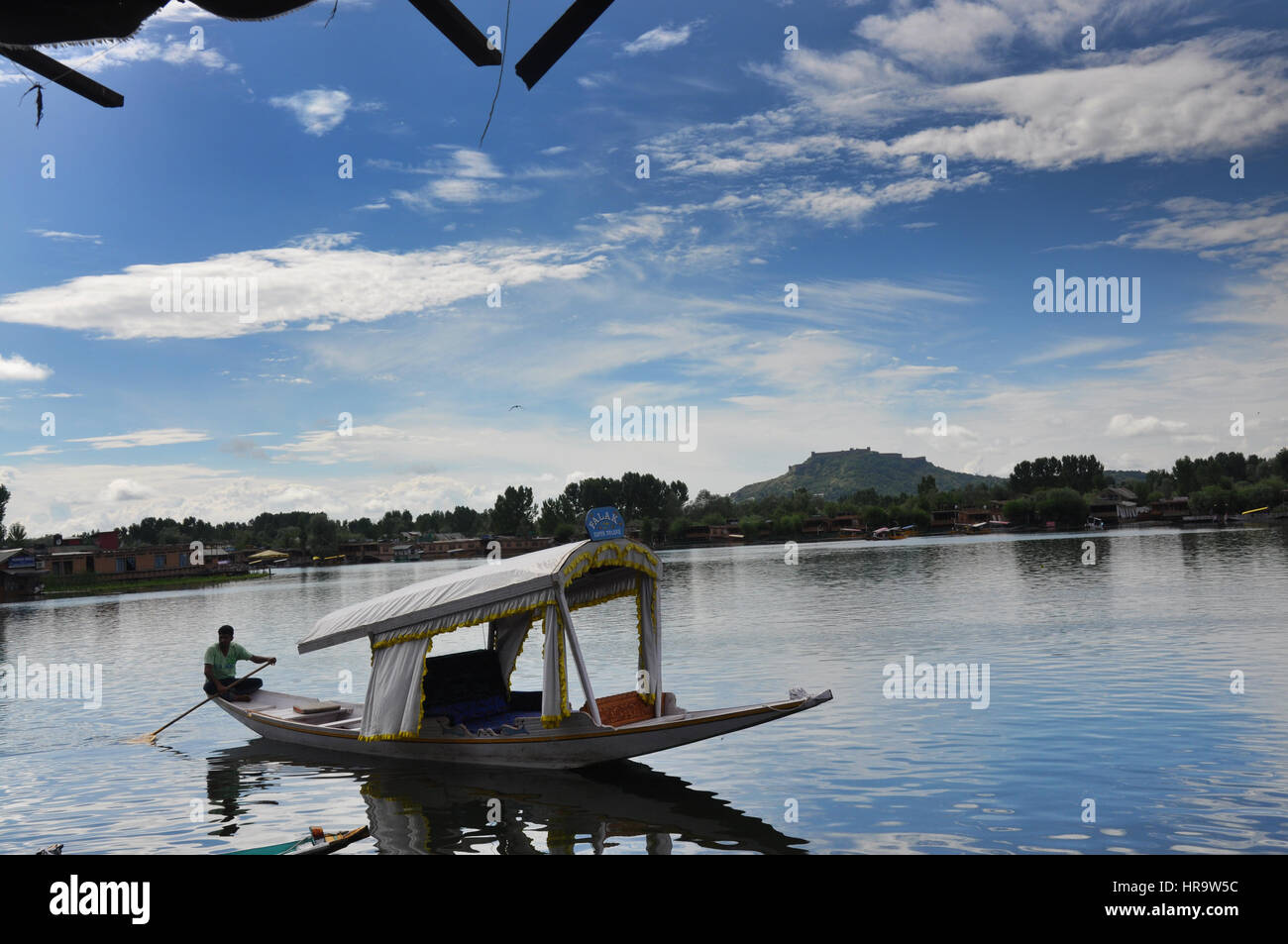 Dal Lake In Kashmir Explore the Beauty of Kashmir, India (Photo ...