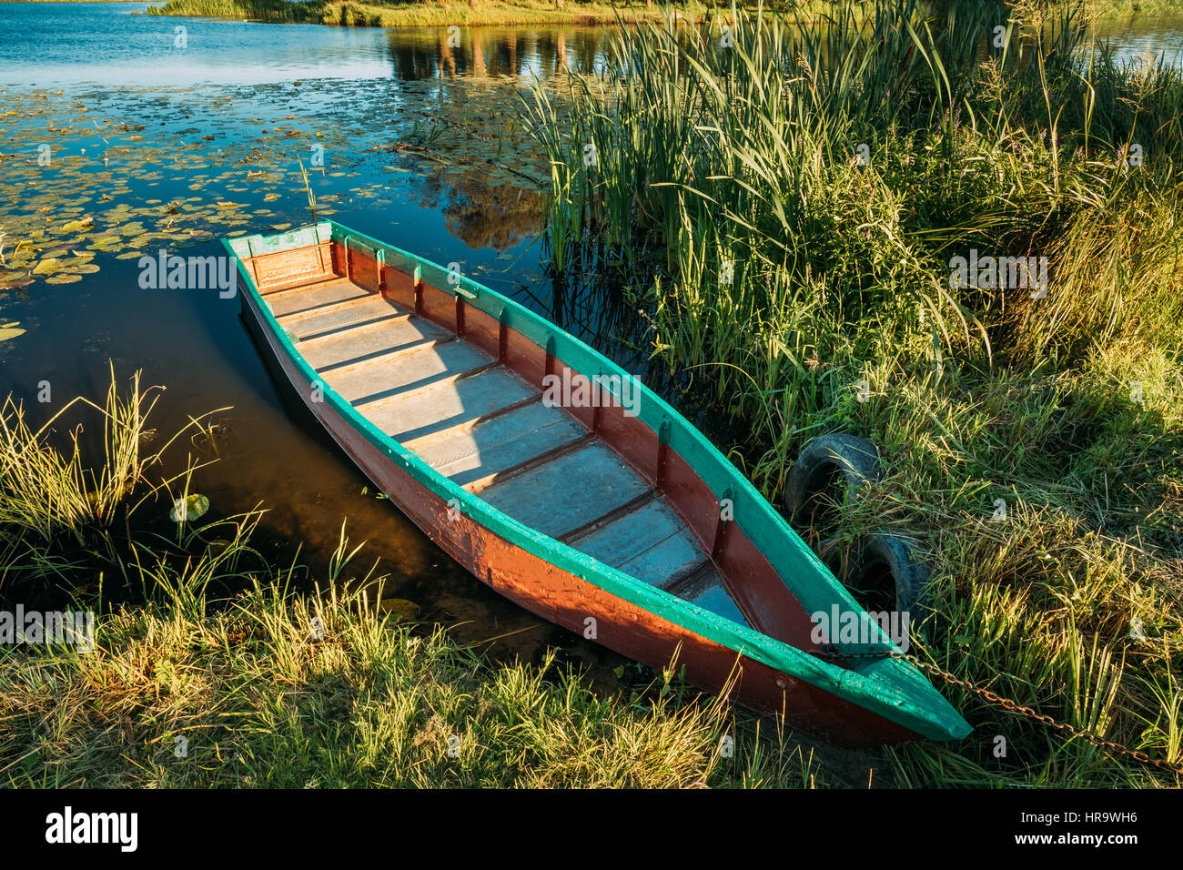 Boat in grass hi-res stock photography and images - Alamy