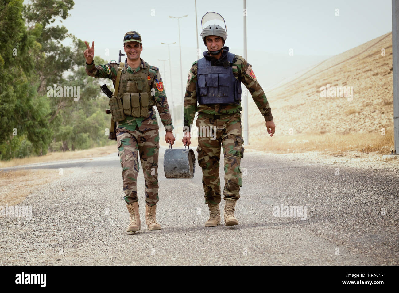 Bomb technicians defuse bombs left by ISIS on Mosul Dam Stock Photo - Alamy