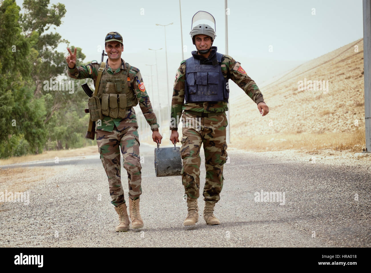 Bomb technicians defuse bombs left by ISIS on Mosul Dam Stock Photo - Alamy