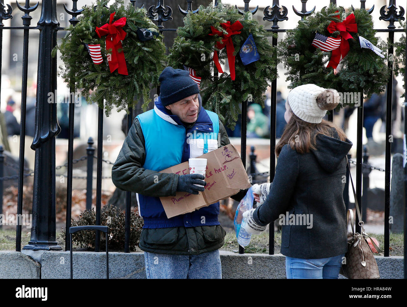 Homeless christmas woman hi-res stock photography and images - Alamy