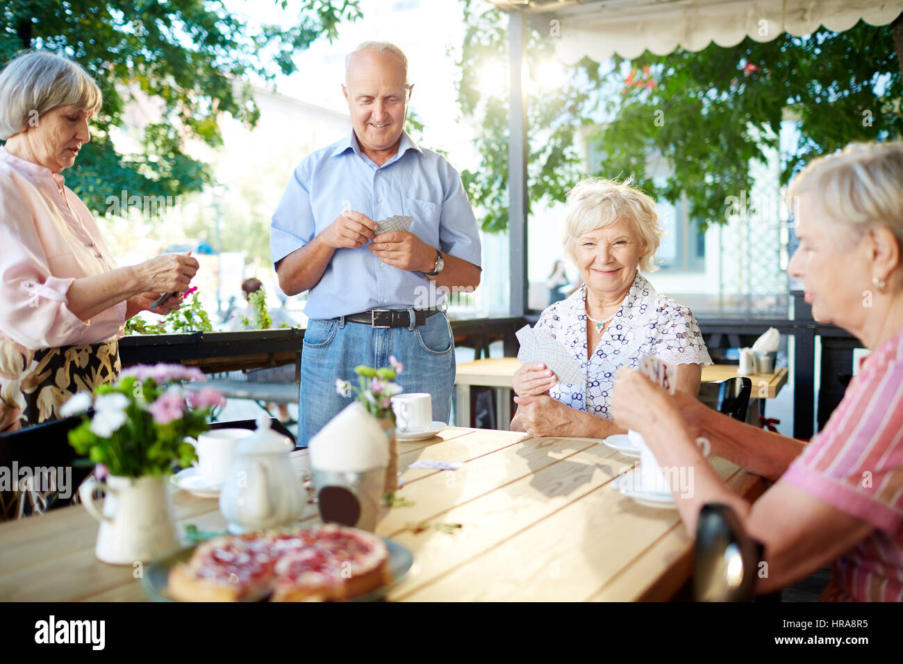 Friends hanging out playing cards hi-res stock photography and images ...