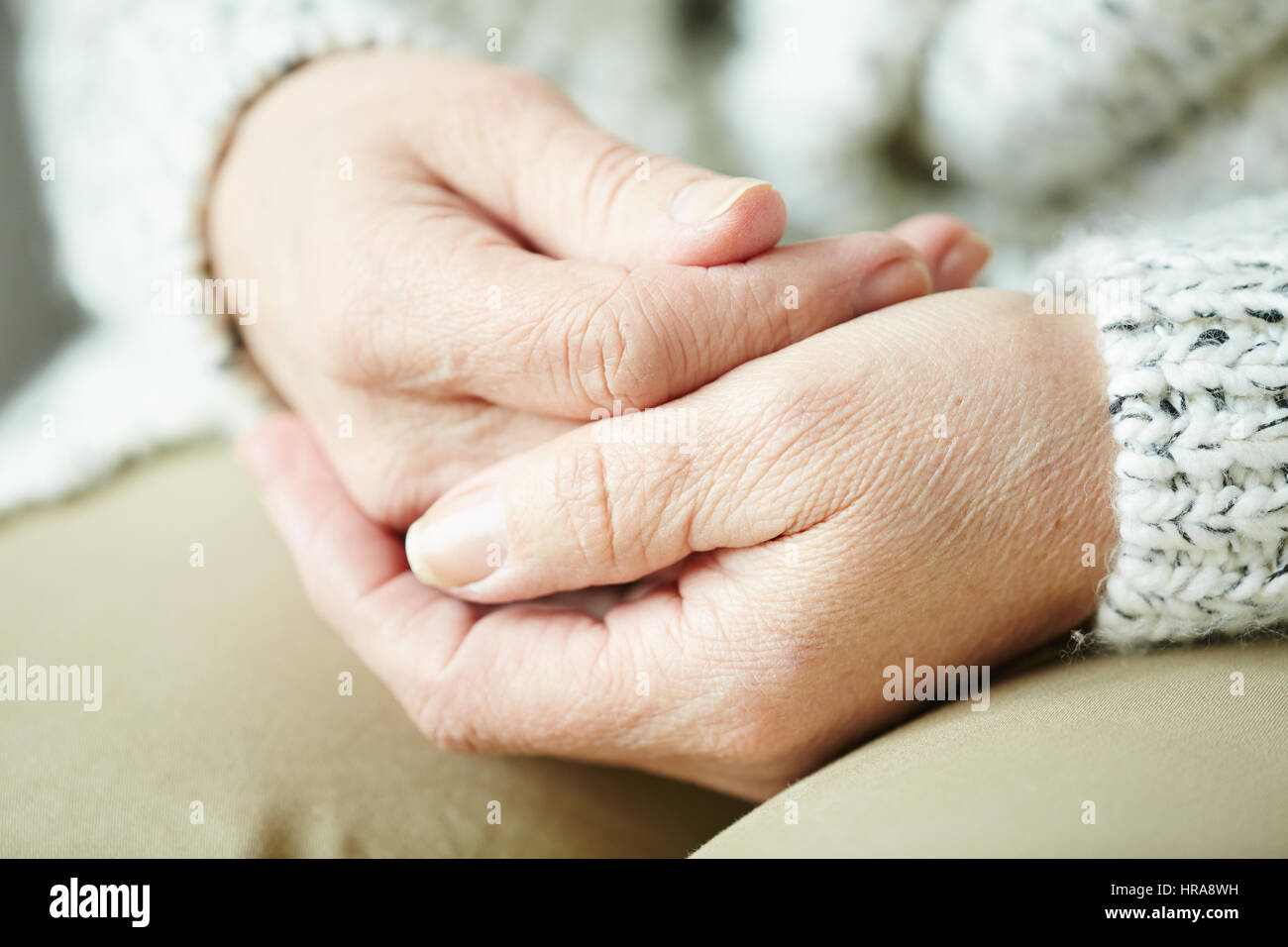 Old lady hands close up wrinkles hi-res stock photography and images ...