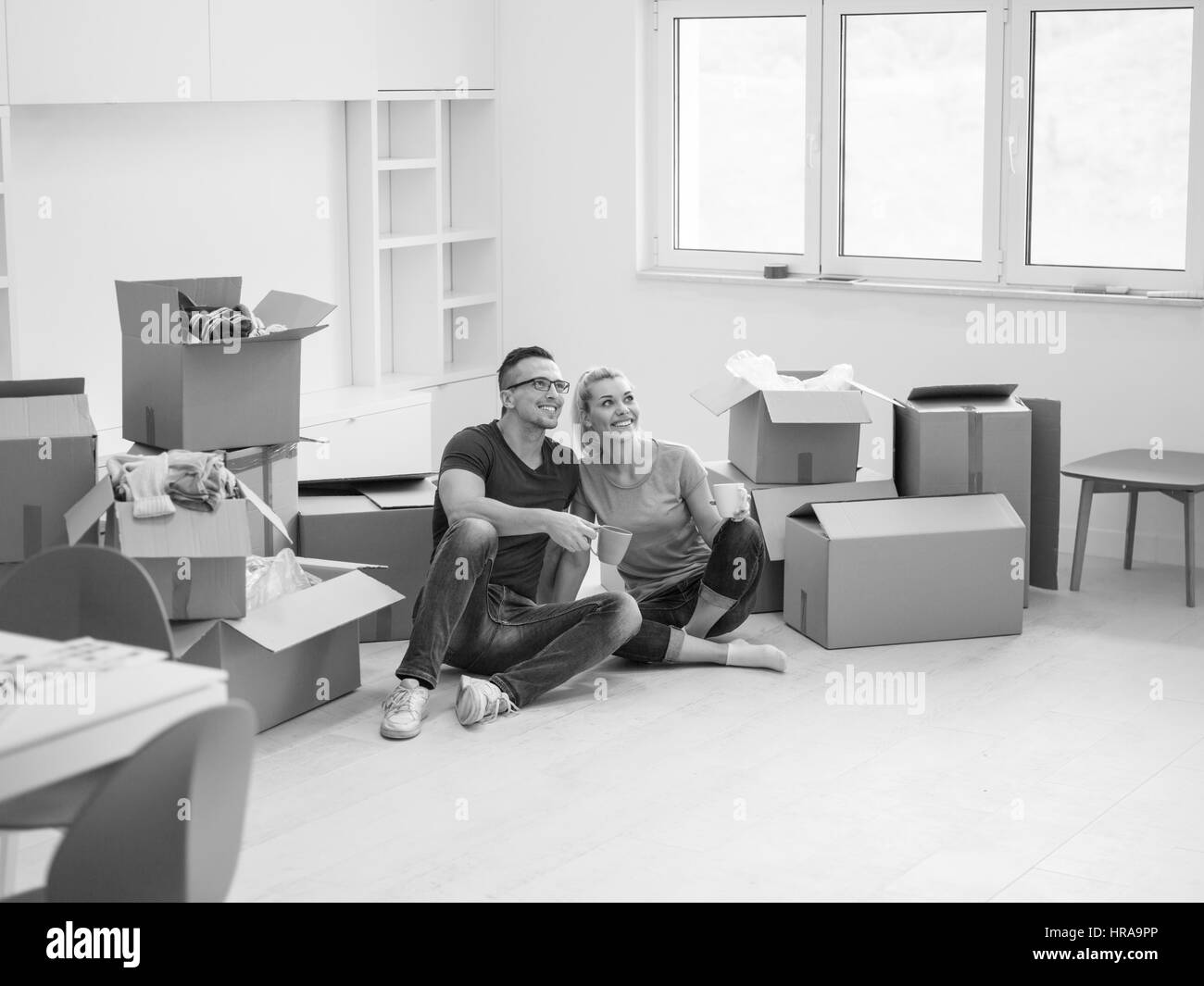 Couple unpacking boxes new house Black and White Stock Photos & Images ...