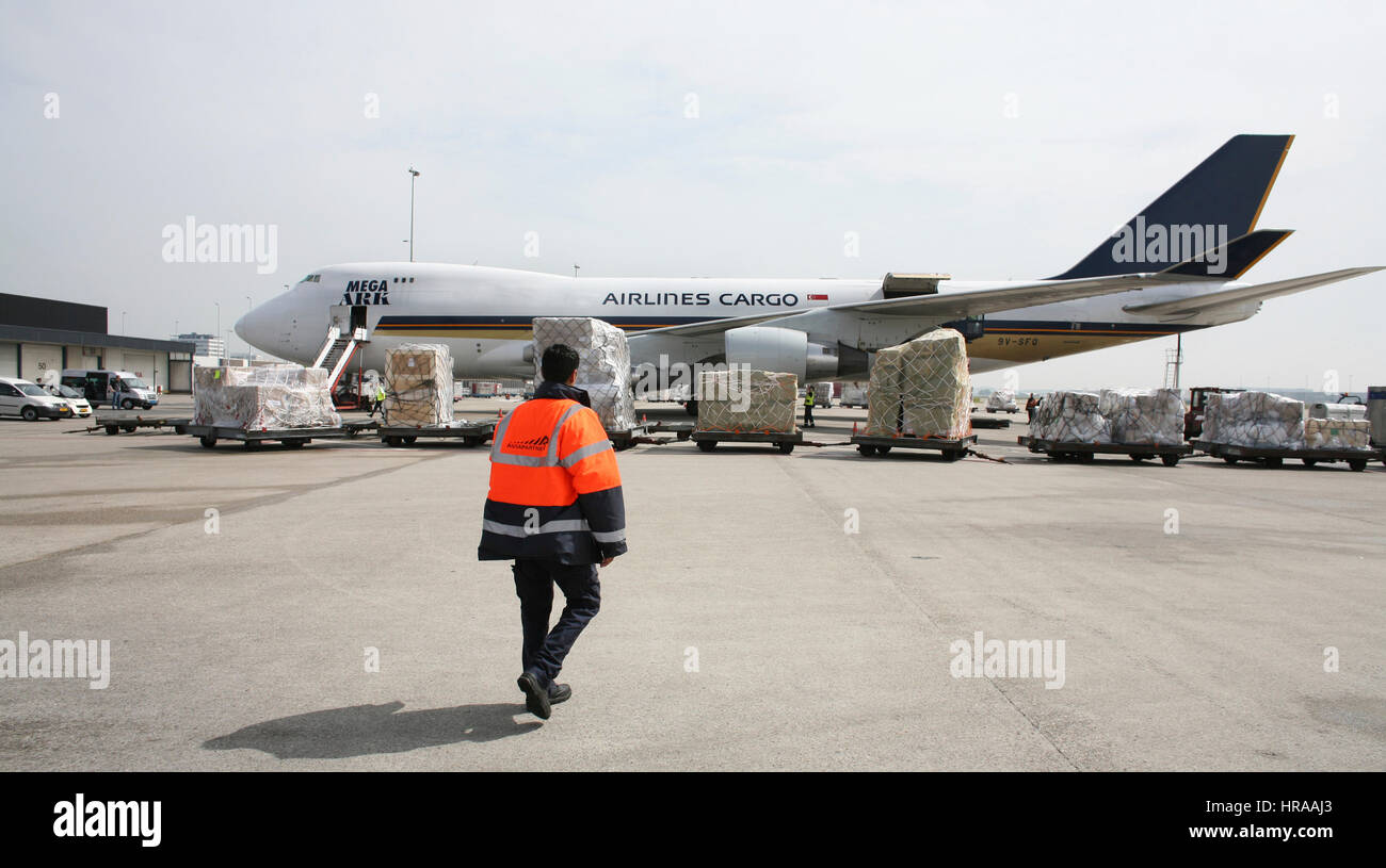 Cargo planes being loaded hi-res stock photography and images - Alamy