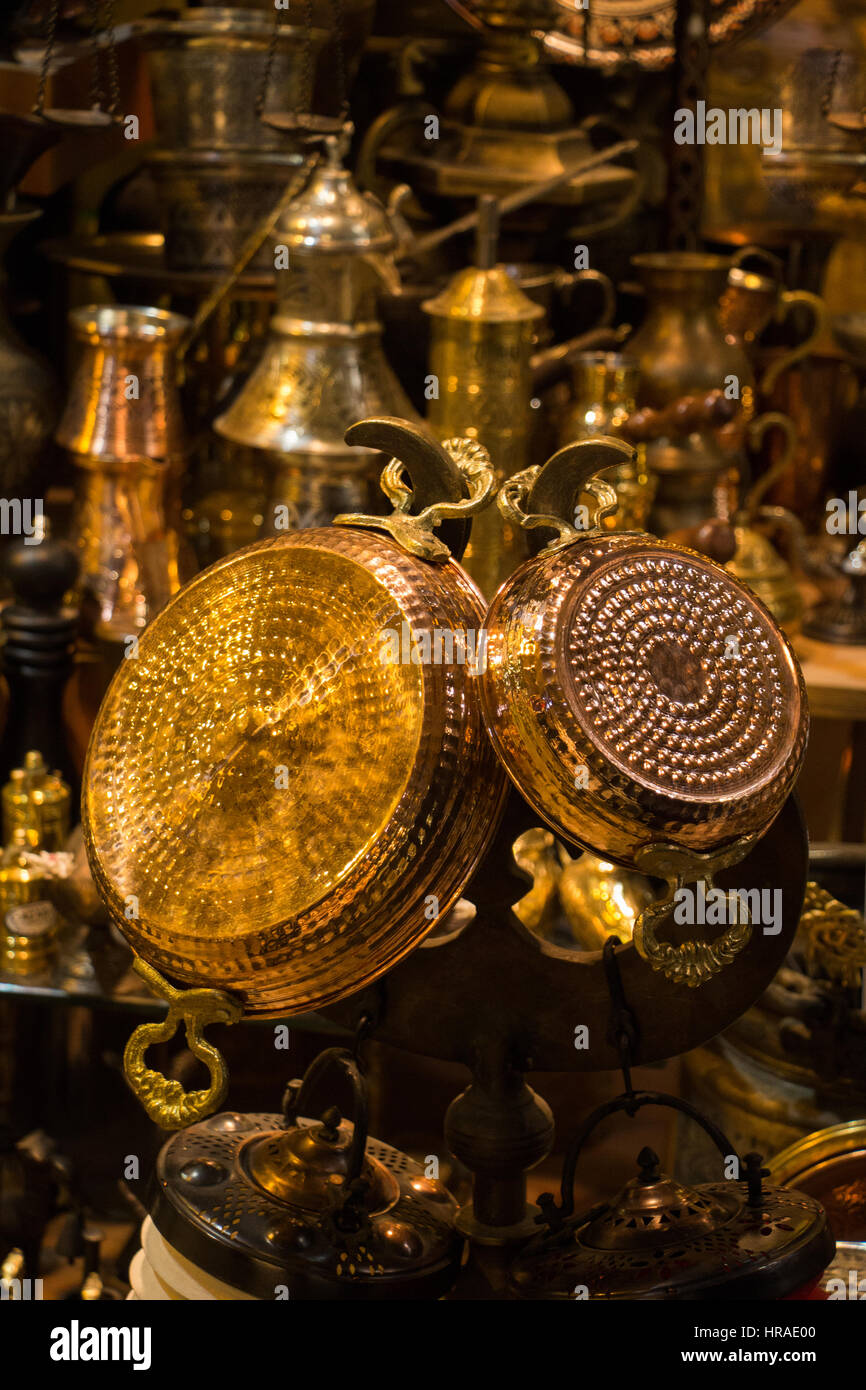 Taditional Turkish metal plates in the bazaar Stock Photo - Alamy