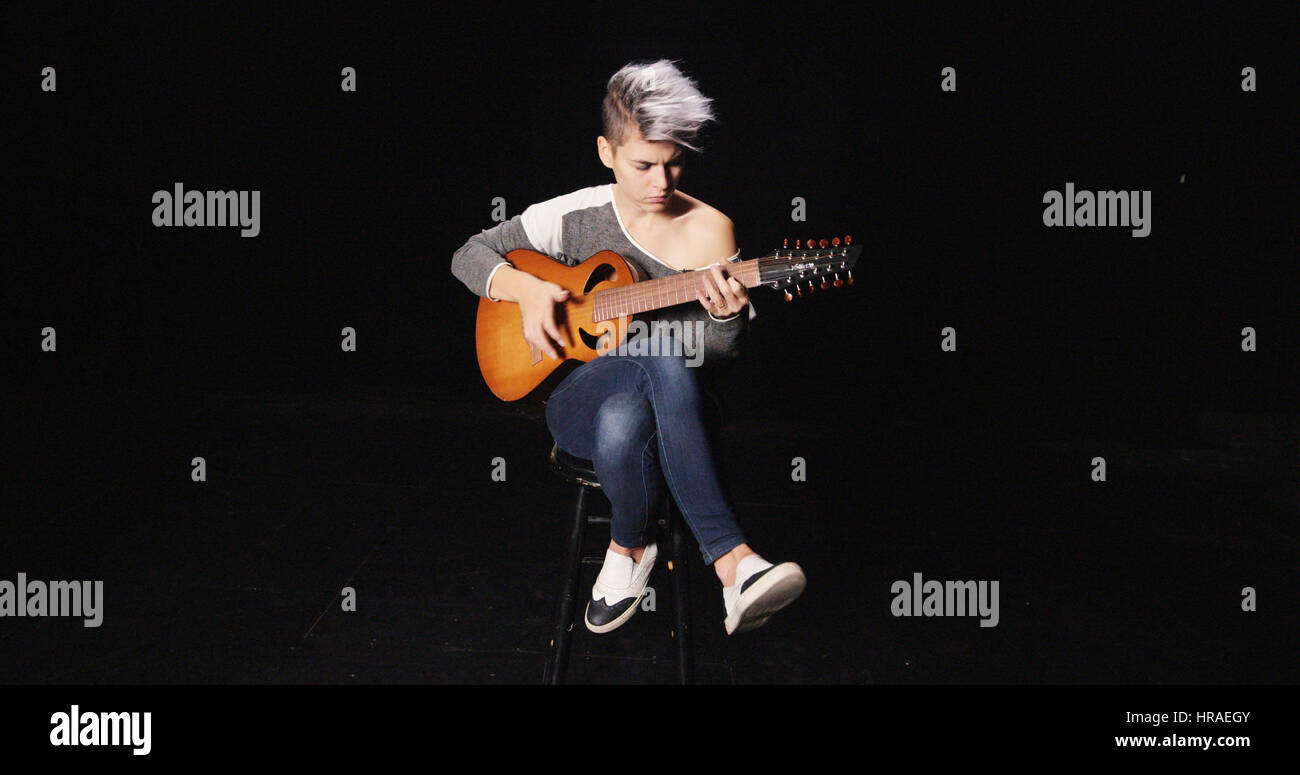 THE ART OF LISTENING, Kaki King, 2016 Stock Photo - Alamy