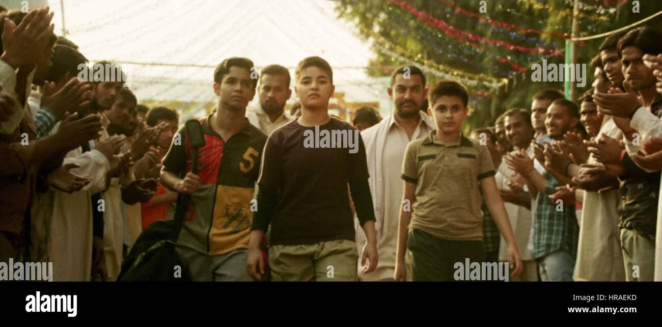 DANGAL, from left: Ritwik Sahore, Zaira Wasim, Aamir Khan, Suhani ...