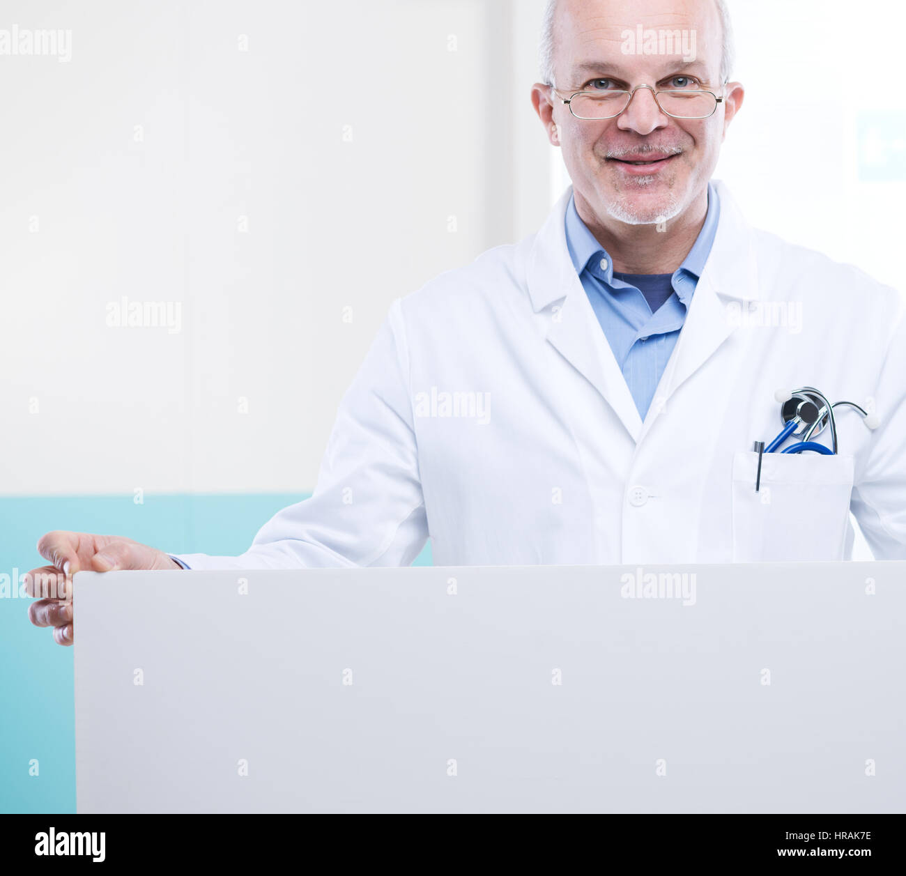 Doctor holding a big white sign with blank copy space Stock Photo - Alamy