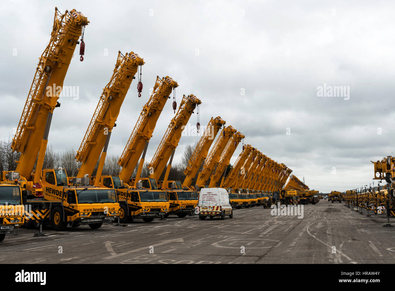 Mobile cranes lifting hi-res stock photography and images - Alamy