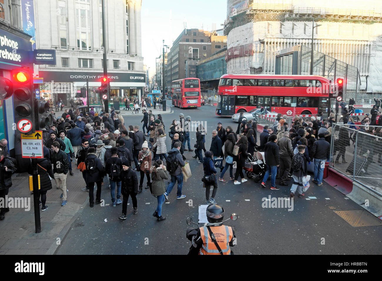 Pedestrian crossing on busy road hi-res stock photography and images ...
