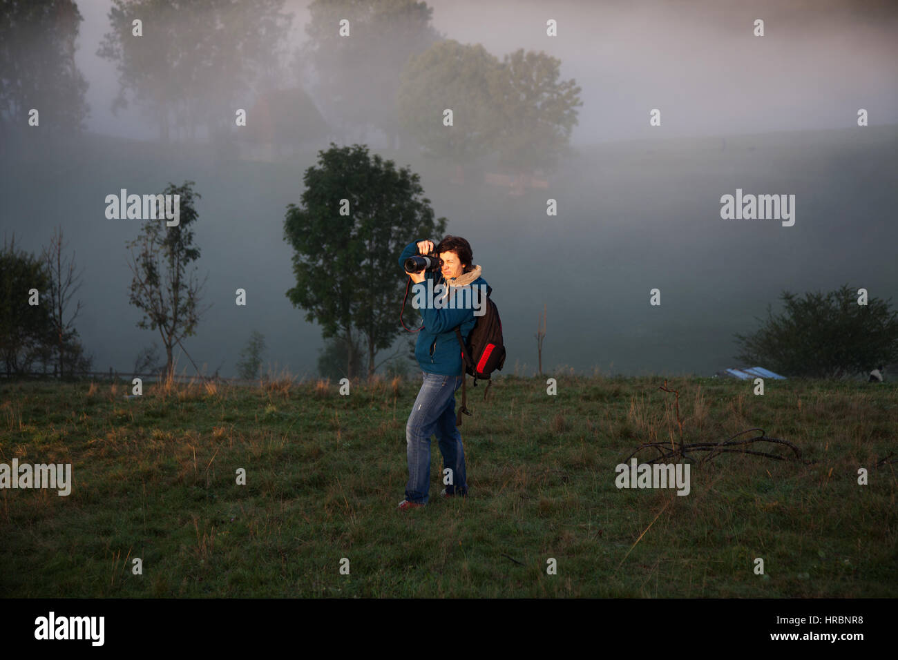 Female photographer silhouette hi-res stock photography and images - Alamy