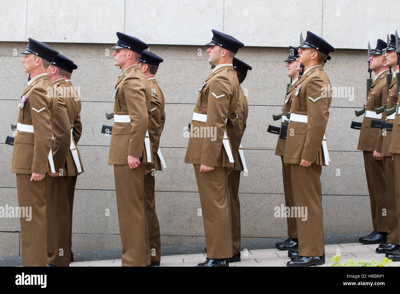 British army soldiers standing attention hi-res stock photography and ...