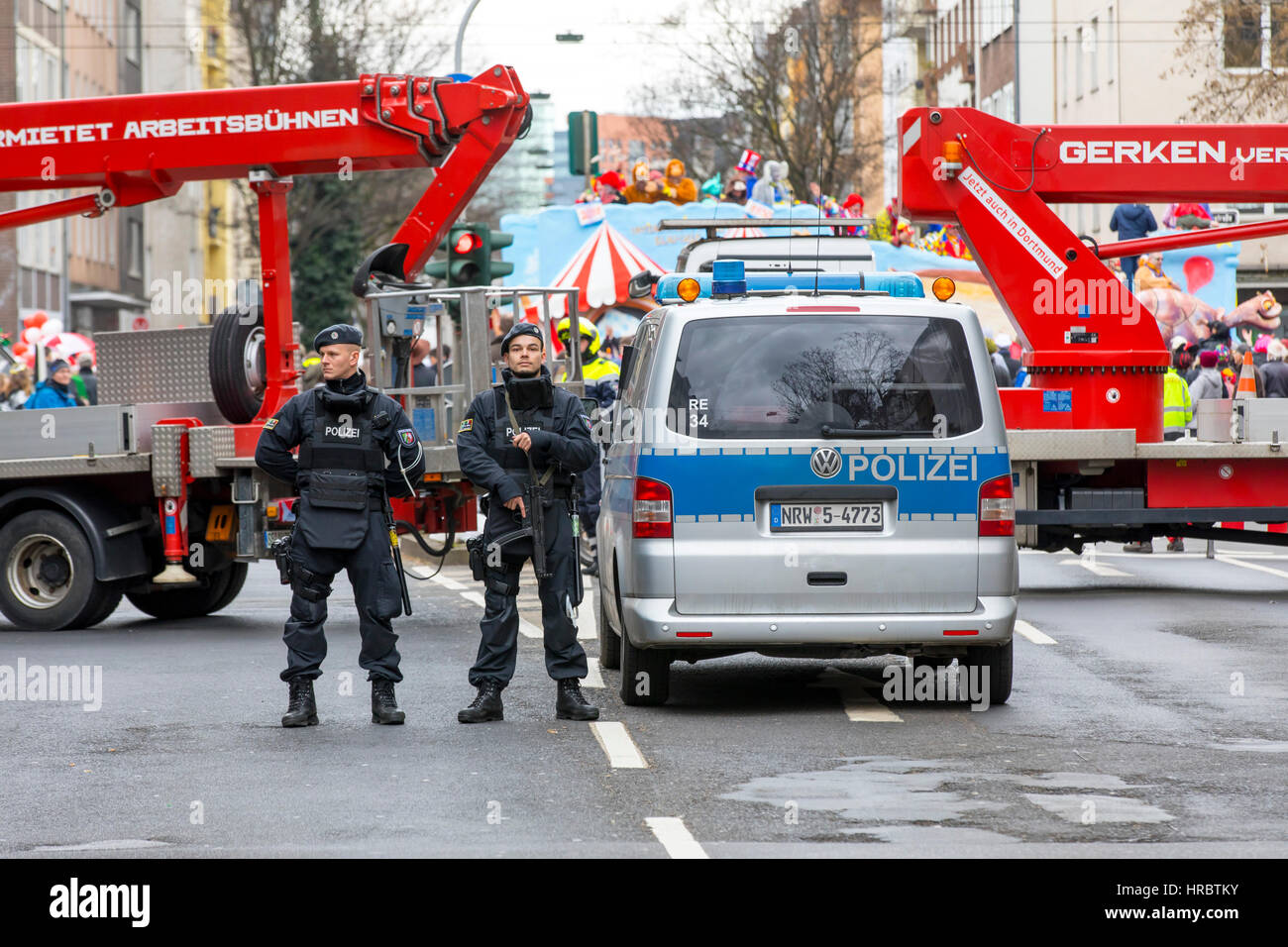 German Carnival parade in Düsseldorf, Police officers secure the parade ...