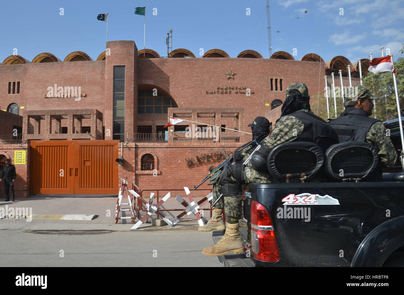 Lahore Pakistan 28th Feb 2017 Pakistani Soldiers Stand Alert