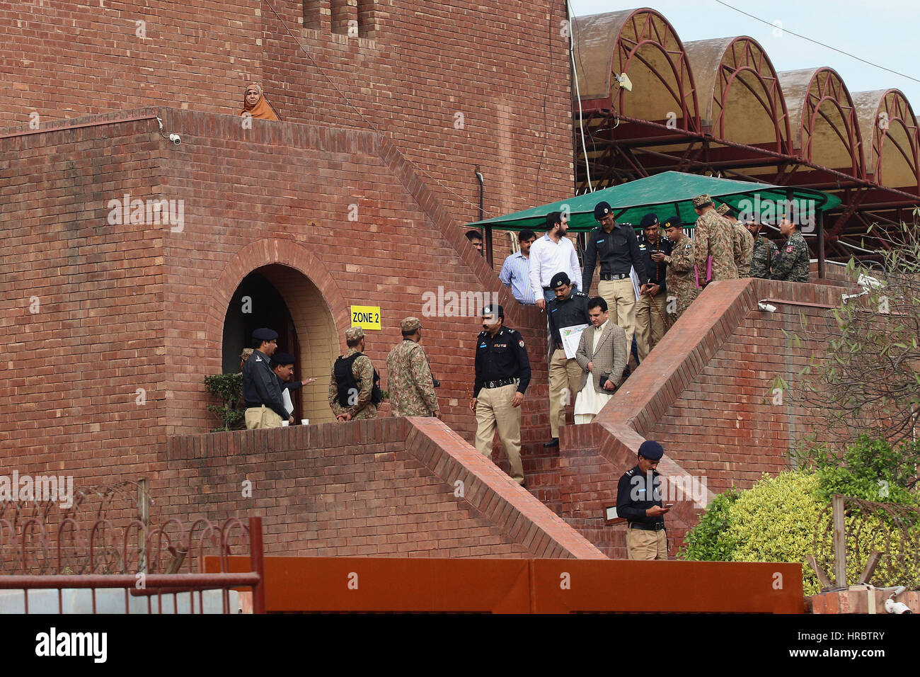 Lahore Pakistan 28th Feb 2017 Pakistani Soldiers Stand Alert