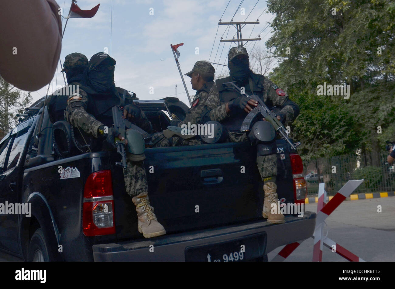 Lahore Pakistan 28th Feb 2017 Pakistani Soldiers Stand Alert