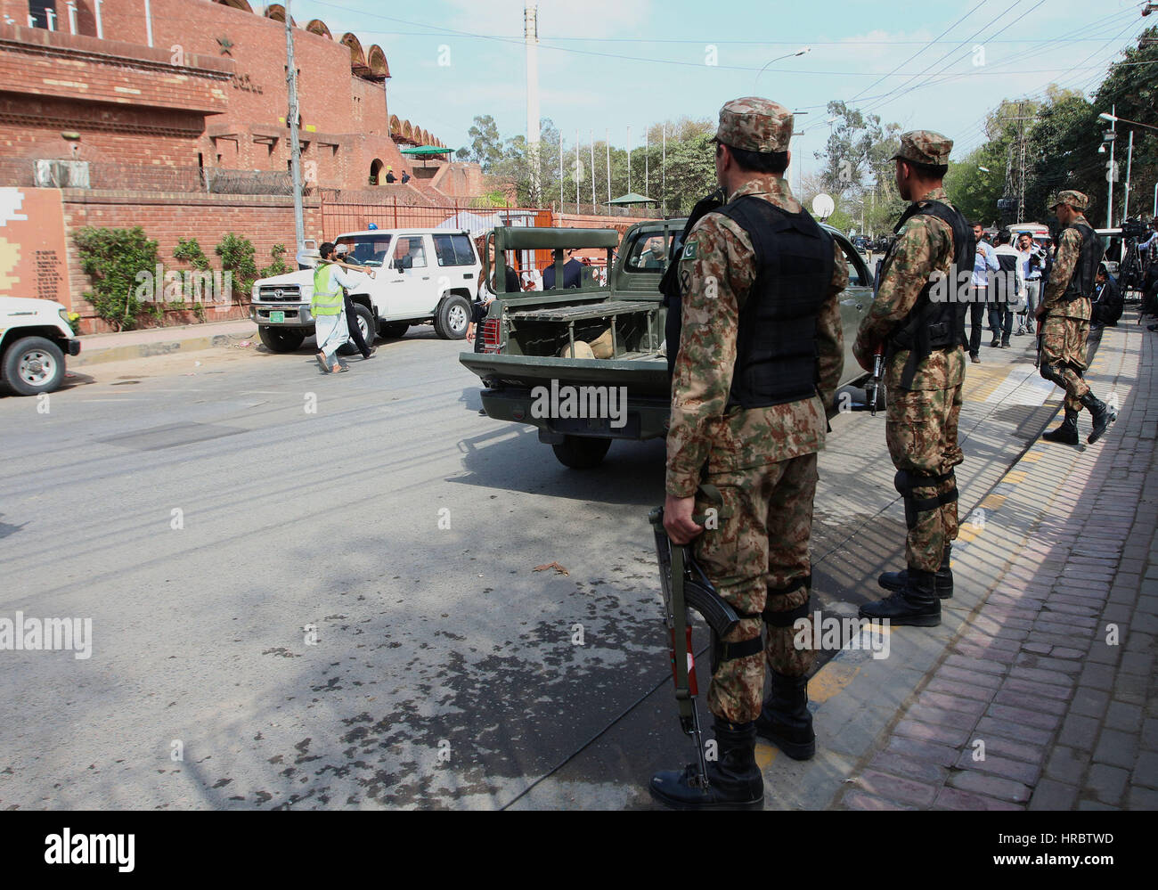 Lahore Pakistan 28th Feb 2017 Pakistani Soldiers Stand Alert