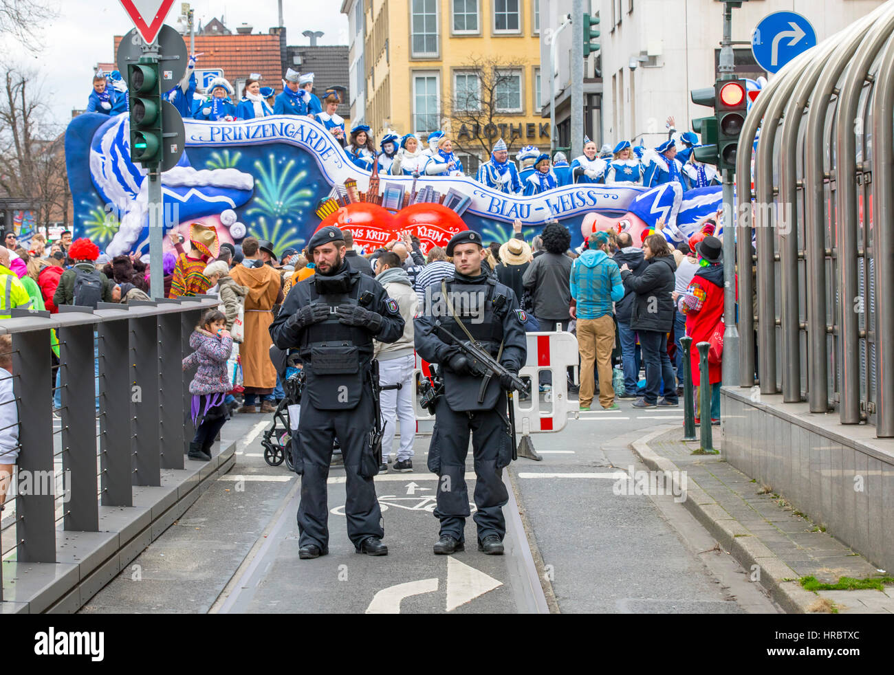 German Carnival parade in Düsseldorf, Police officers secure the parade ...
