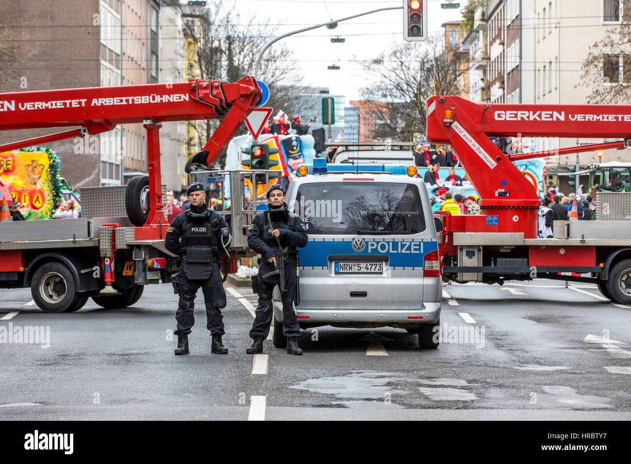 German Carnival parade in Düsseldorf, Police officers secure the parade ...