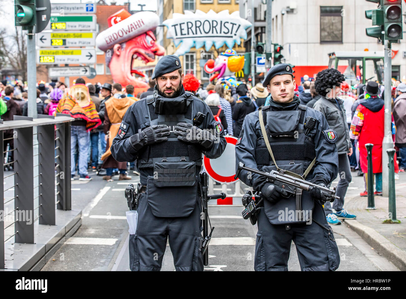 German Carnival parade in Düsseldorf, Police officers secure the parade ...