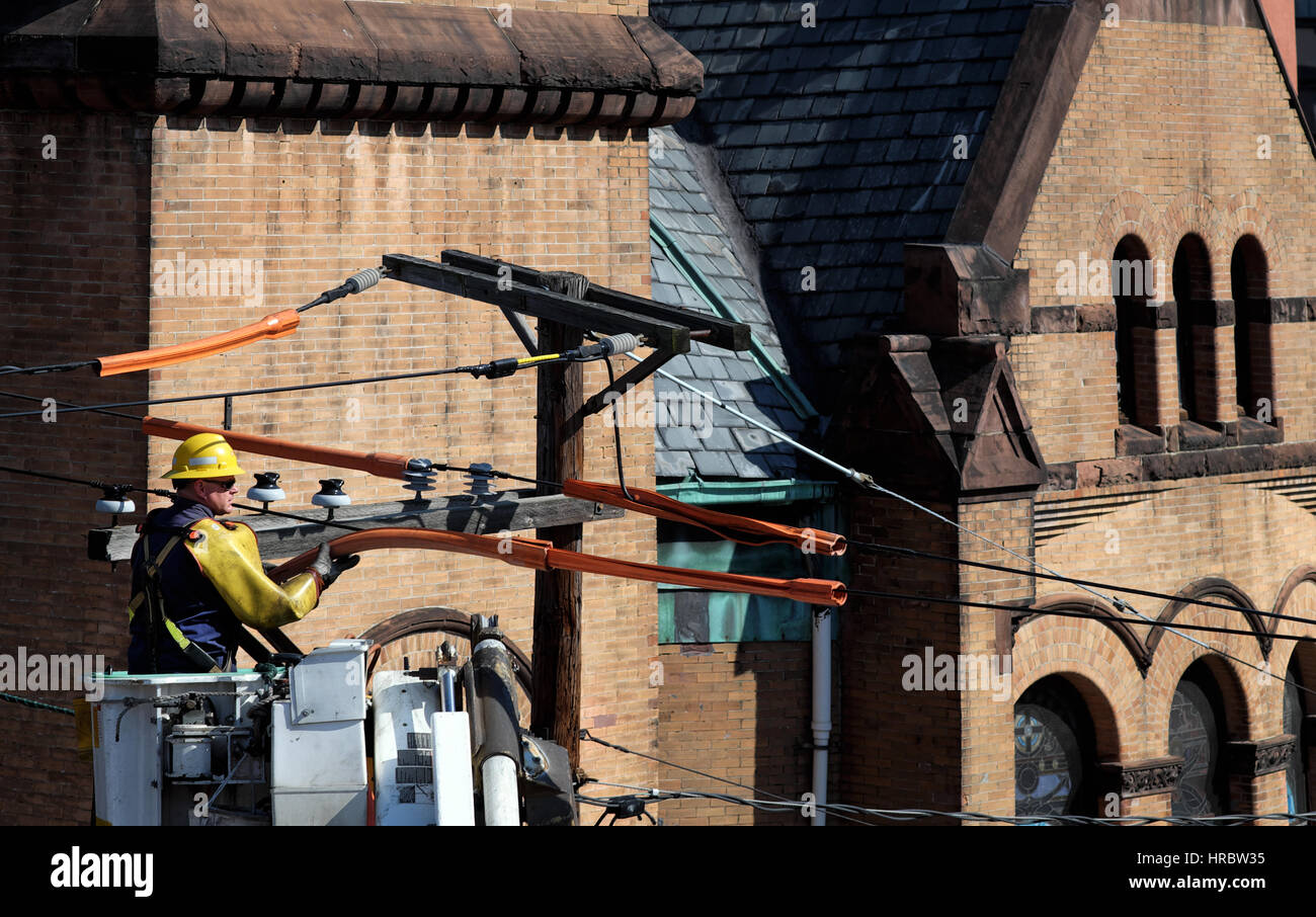 Linemen lineman high voltage workers hi-res stock photography and ...
