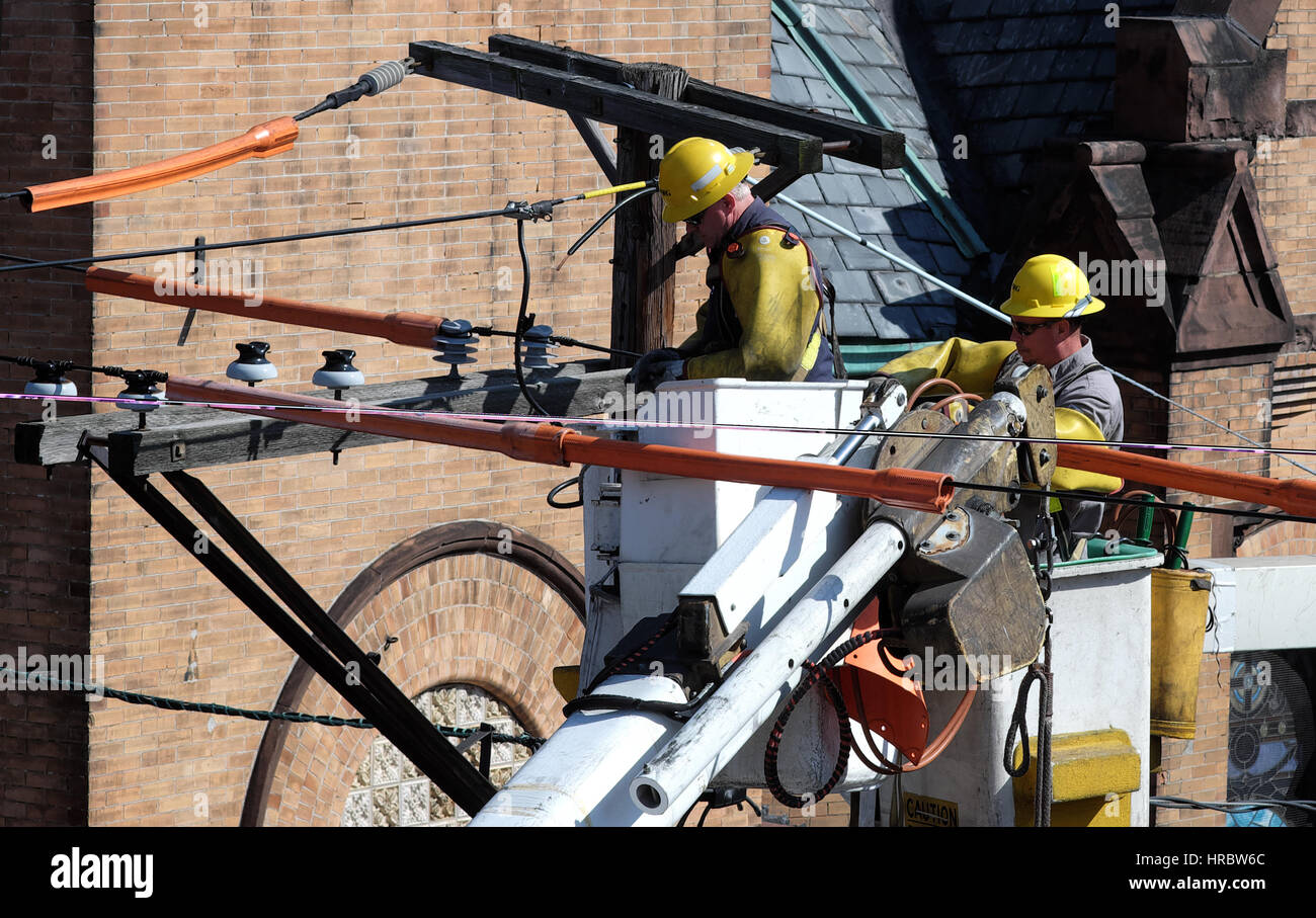 Electrical linemen hi-res stock photography and images - Alamy