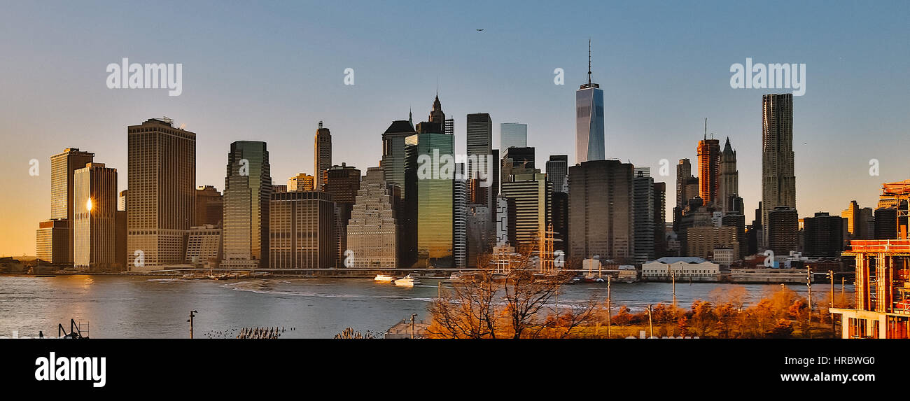 Manhattan sunset beautiful skyline through East River Stock Photo - Alamy