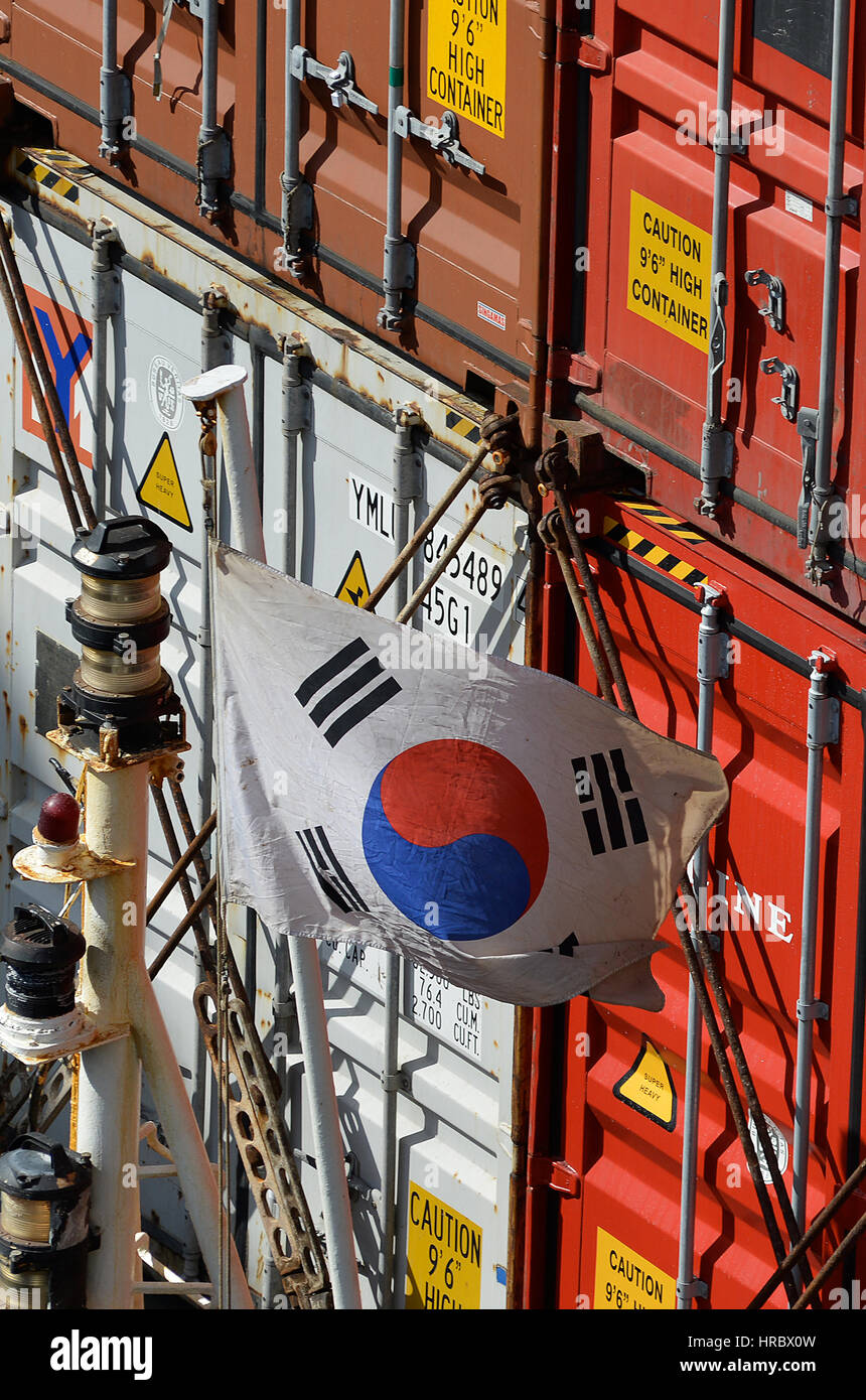 Flag ship containers hi-res stock photography and images - Alamy