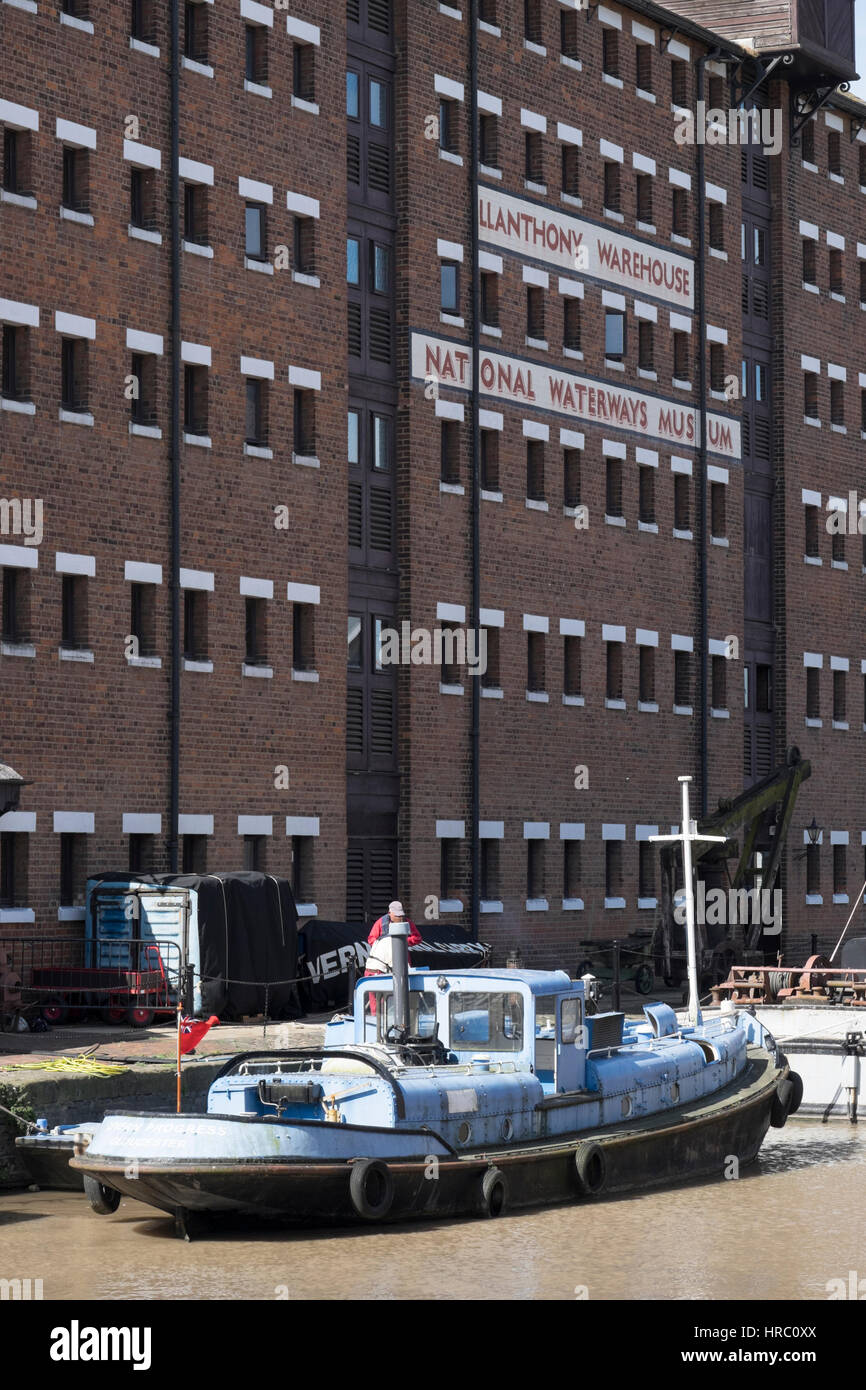 River Severn tugboat "Severn Progress" being maintained by volunteers ...