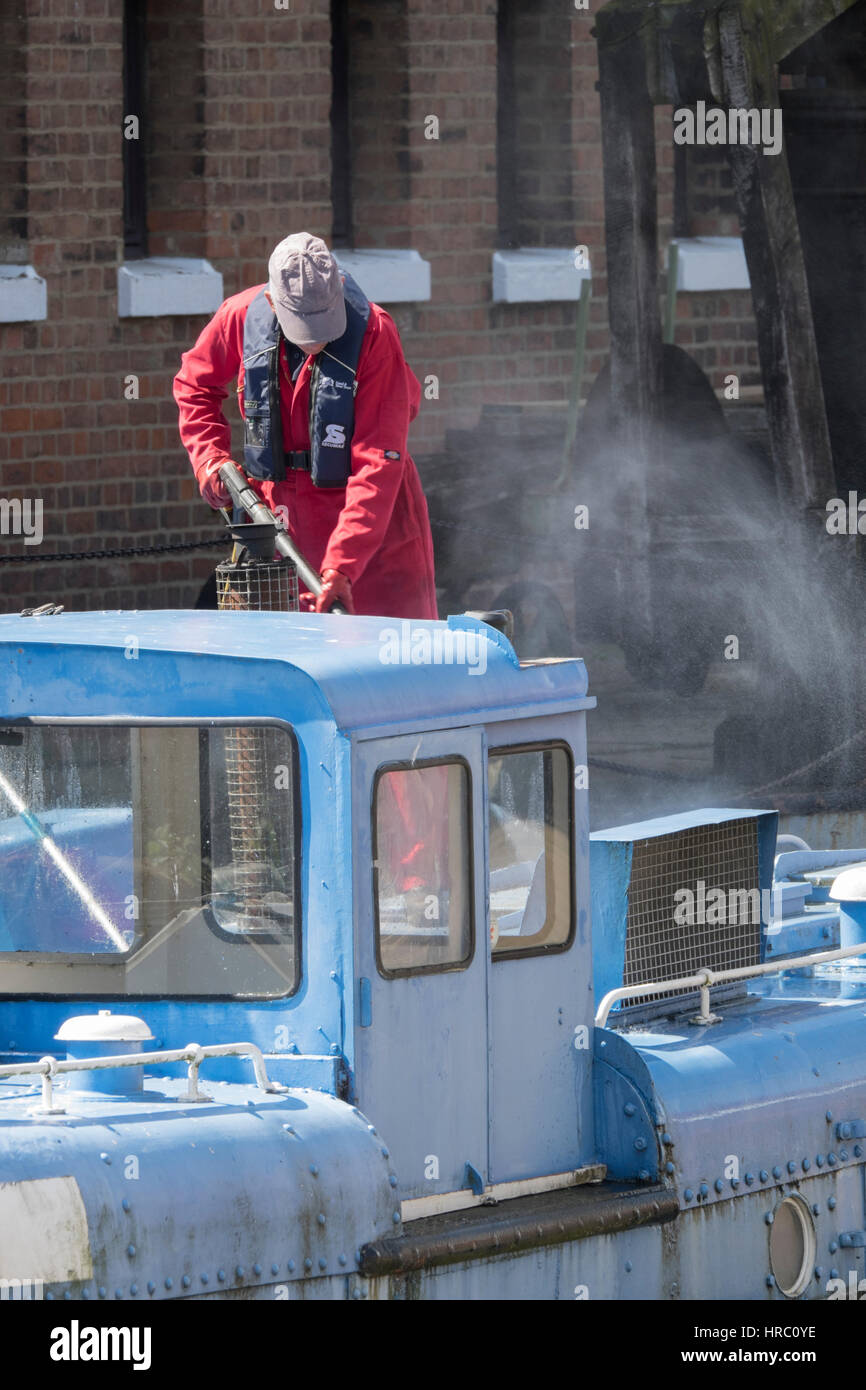 River Severn tugboat "Severn Progress" being maintained by volunteers ...