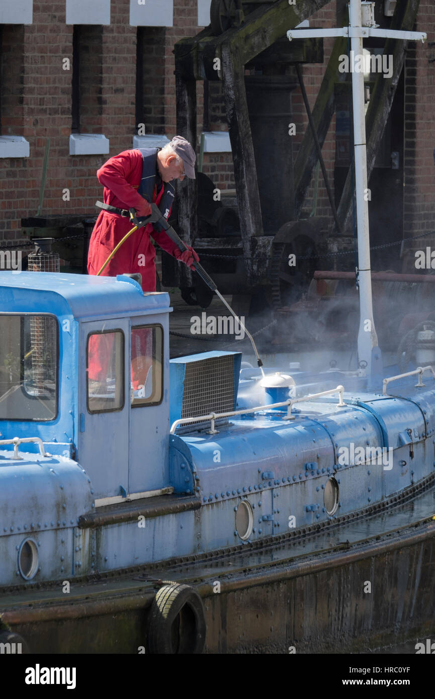 River Severn tugboat "Severn Progress" being maintained by volunteers ...