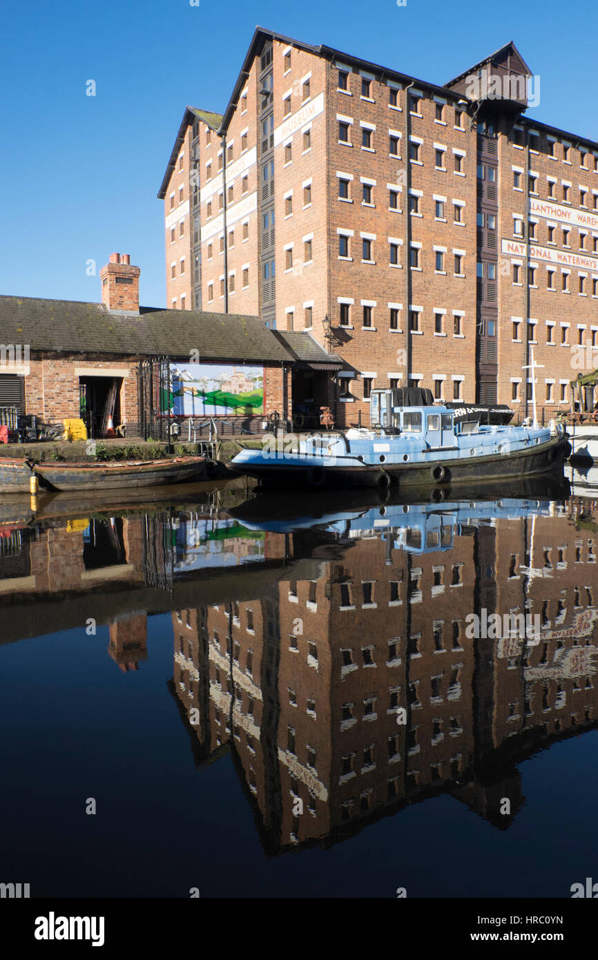 River Severn tugboat "Severn Progress" being maintained by volunteers ...