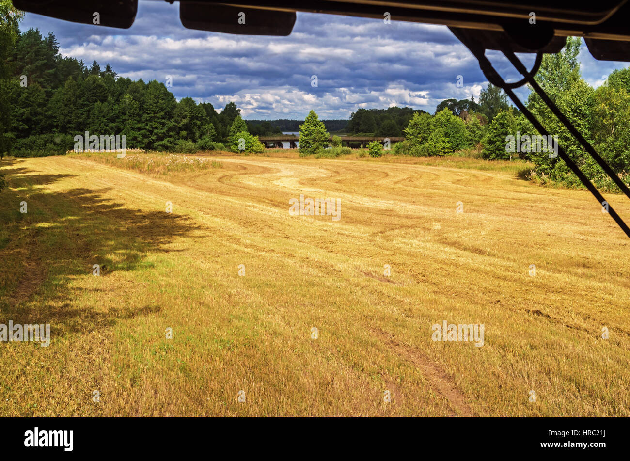 Europe cleaning the combine harvester hi-res stock photography and ...