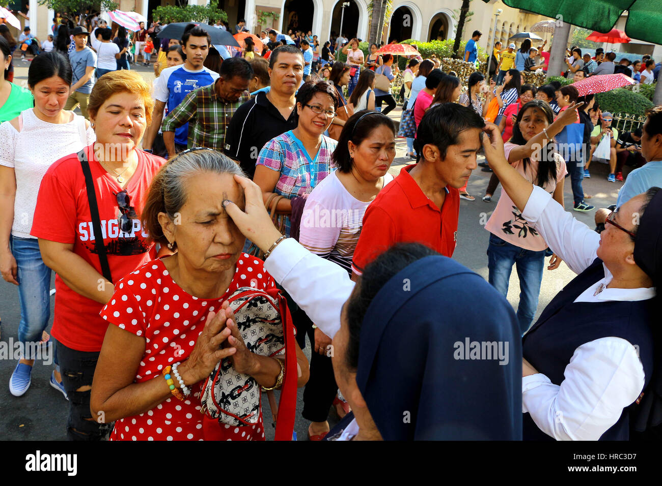Philippines. 01st Mar, 2017. Devotees receiving ashes from the nun's of ...