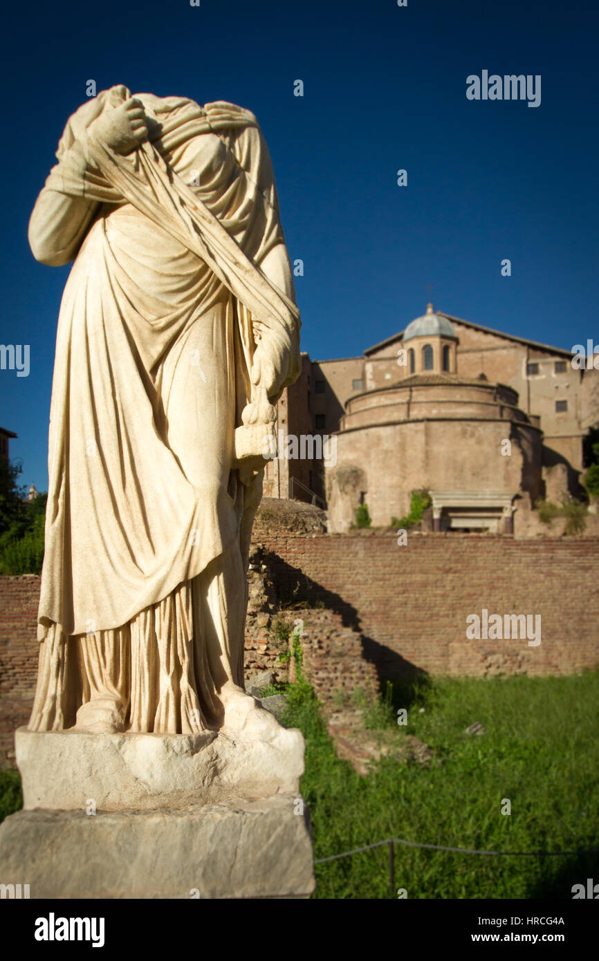 Headless roman statue hi-res stock photography and images - Alamy