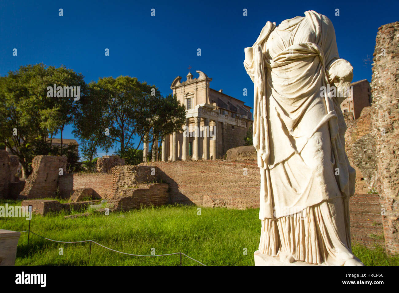 Headless roman statue hi-res stock photography and images - Alamy