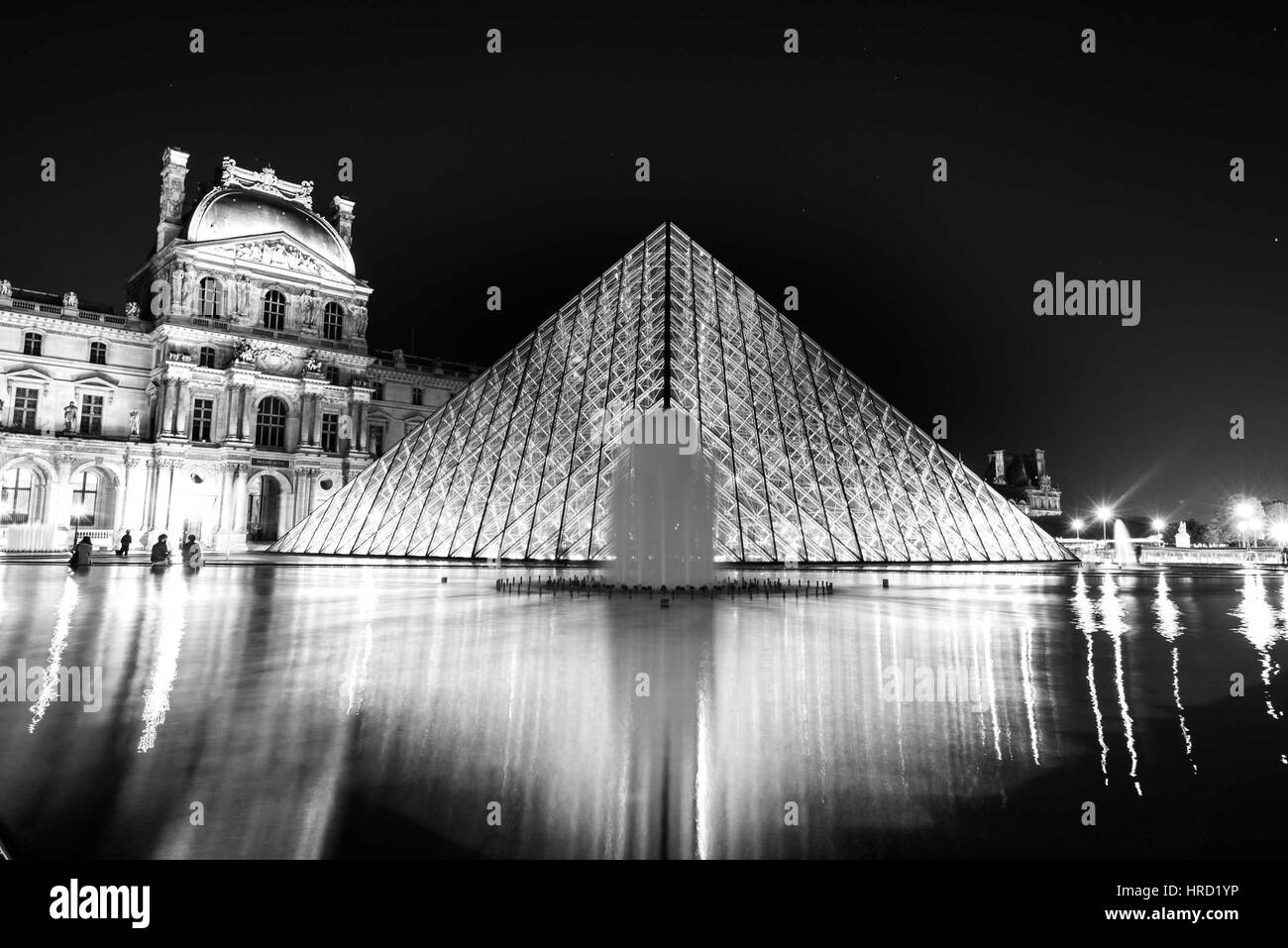 Pyramide Louvre Museum Paris Stock Photo - Alamy