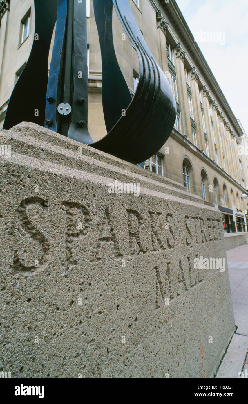 Shopping street street ottawa ontario hi-res stock photography and ...