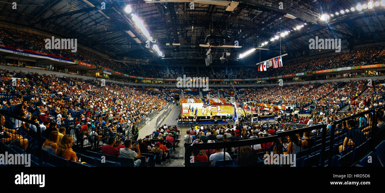 Basketball game audience hi-res stock photography and images - Alamy