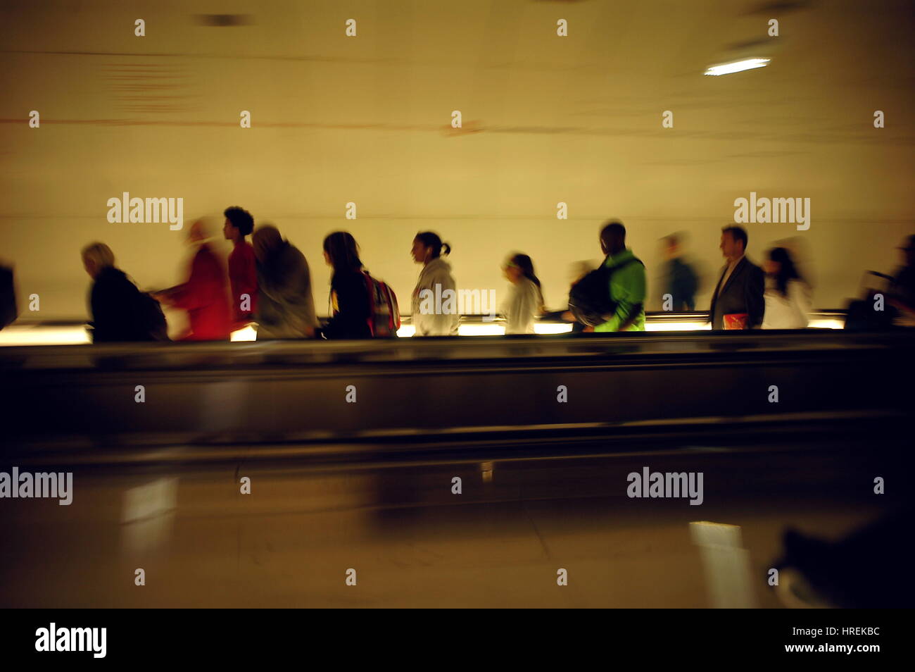 Moving walkway paris metro hi-res stock photography and images - Alamy