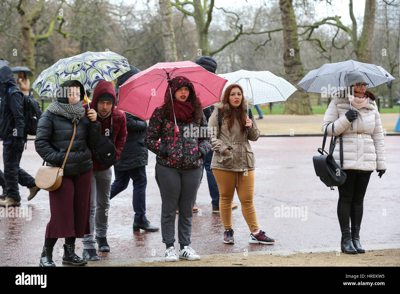 Tourists under umbrellas sheltering from the rain on The Mall in ...
