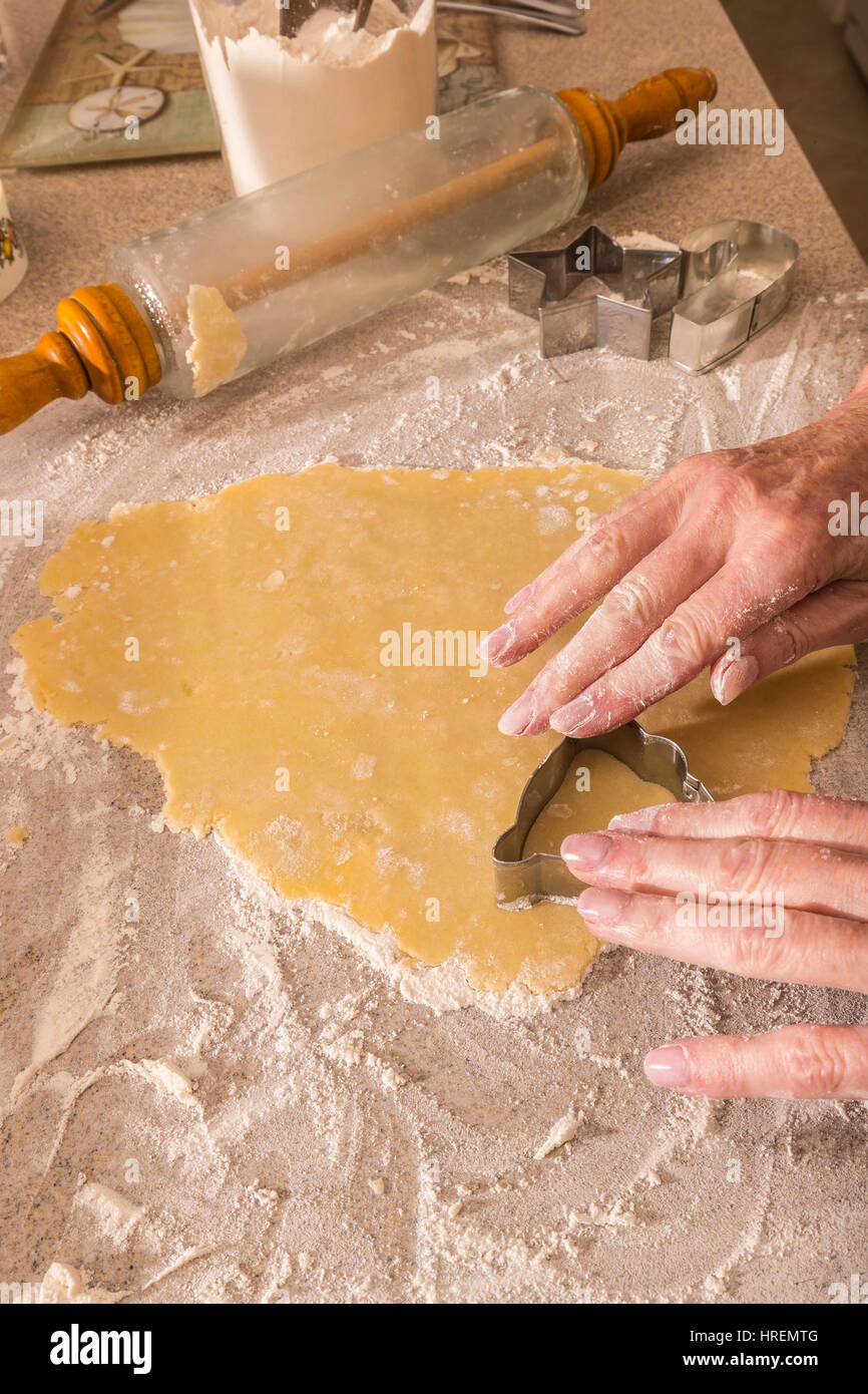 woman making christmas cookies from cookie dough Stock Photo - Alamy
