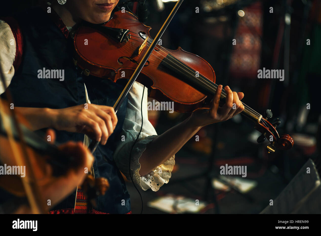 Female violin player hi-res stock photography and images - Alamy
