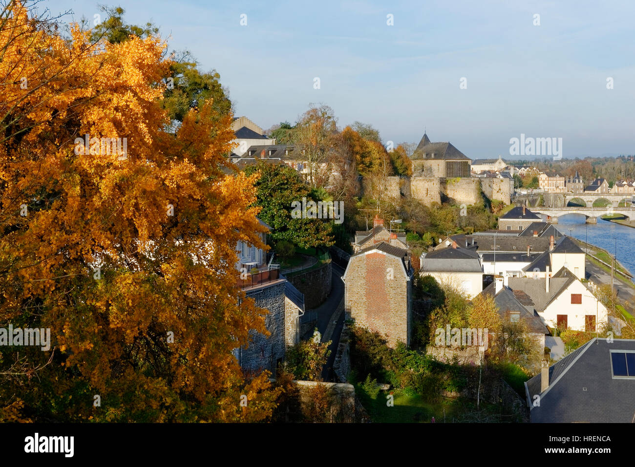 Mayenne city castle river la hi-res stock photography and images - Alamy