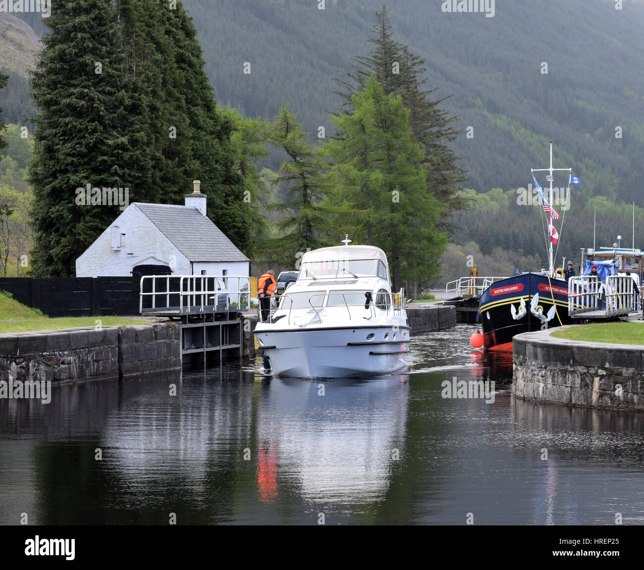 Boats going though Laggan lock, Scotland Stock Photo - Alamy
